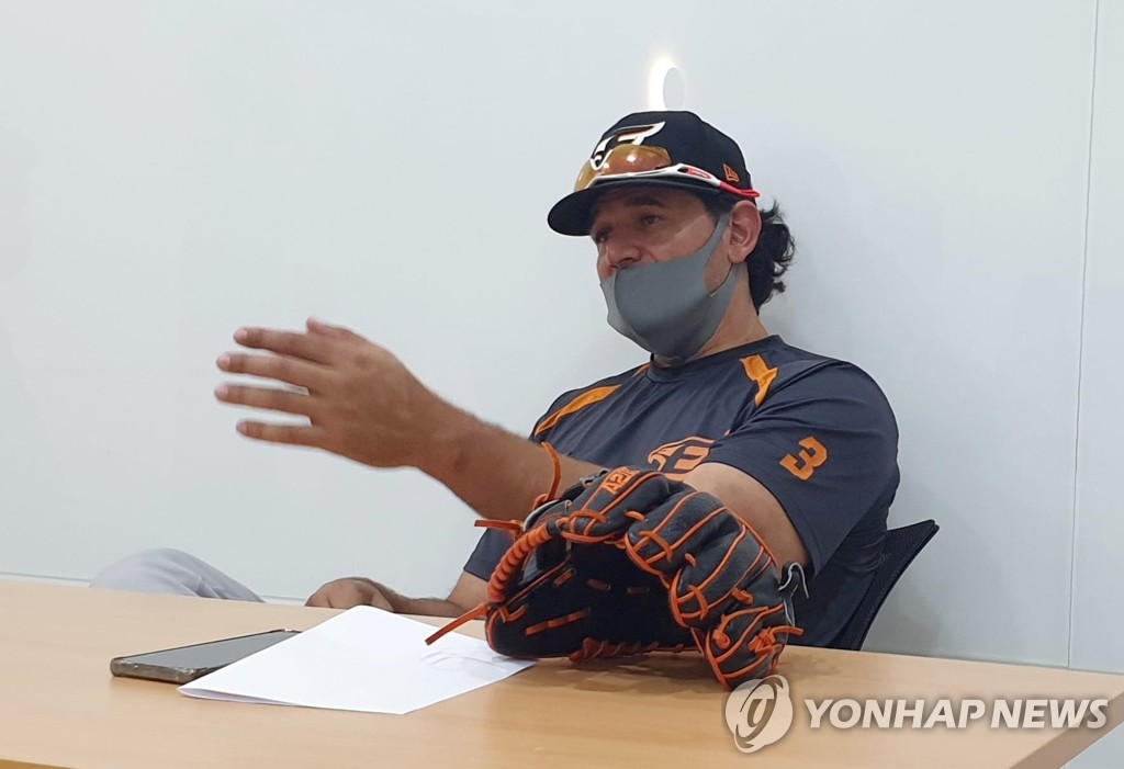 답변하는 수베로 감독 연합뉴스