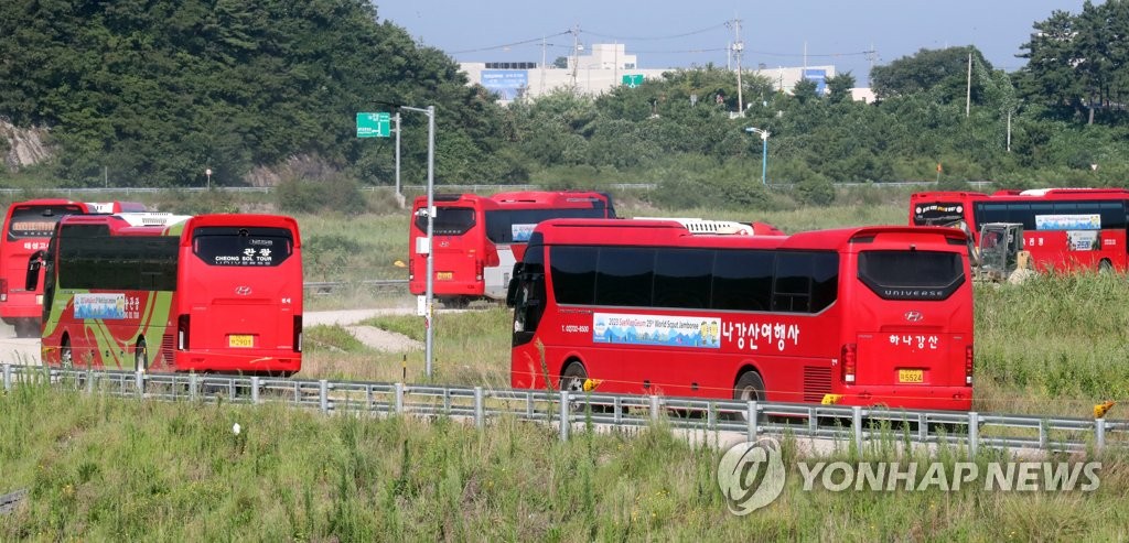 이동하는 잼버리 대원들 수송 버스 연합뉴스