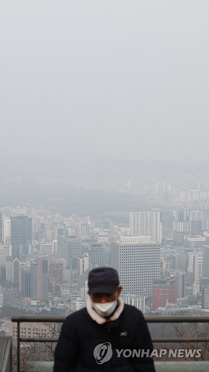 미세먼지에 뒤덮인 서울 연합뉴스