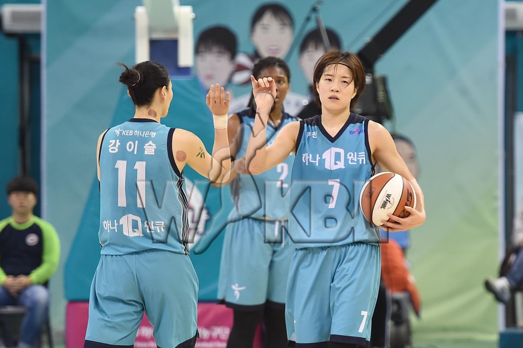 '강이슬 19점' KEB하나은행, BNK 잡고 단독 3위로 | 연합뉴스