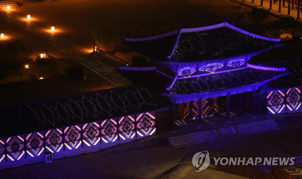 야간개장 앞둔 경복궁 미디어파사드 예행연습 연합뉴스