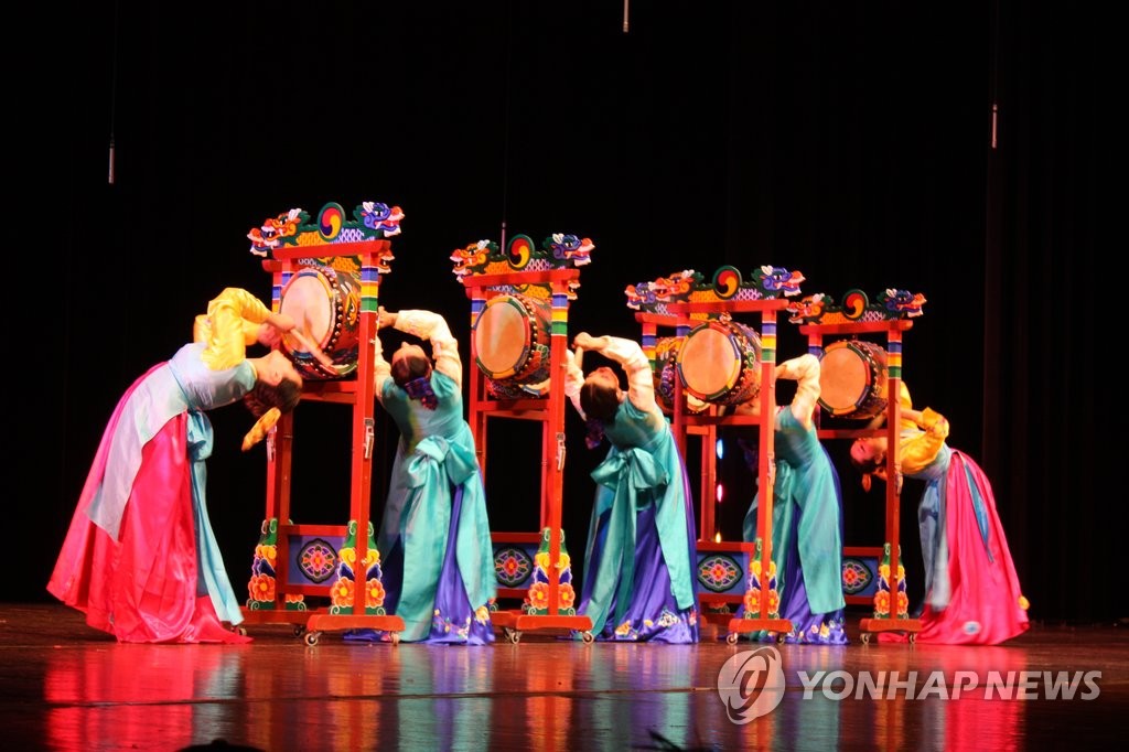 니카라과에서 선보인 '한국 전통 춤' | 연합뉴스