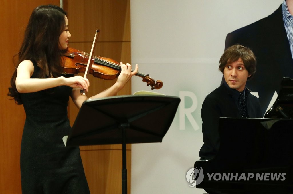 S. Korean violinist Kim Bomsori and Polish pianist Rafael Blechacz | Yonhap News Agency