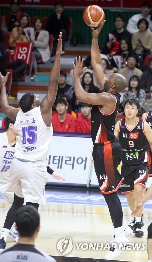 랜드리 41점에 역전 결승포…kt, KCC 꺾고 공동 4위 | 연합뉴스