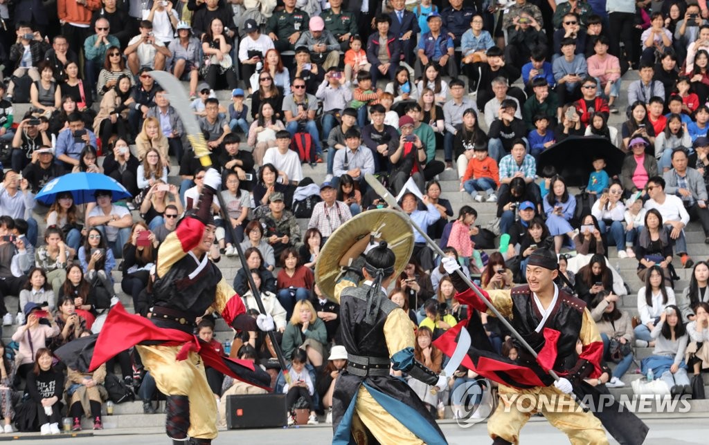2:1 전투 시범하는 전통의장대 | 연합뉴스
