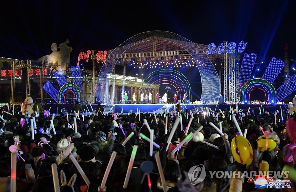 北 새해 맞아 불꽃놀이와 함께 경자년 새해맞이 축하공연 연합뉴스