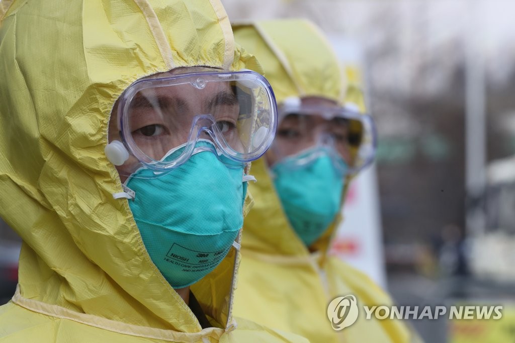 방역복 입은 육군 장병 연합뉴스