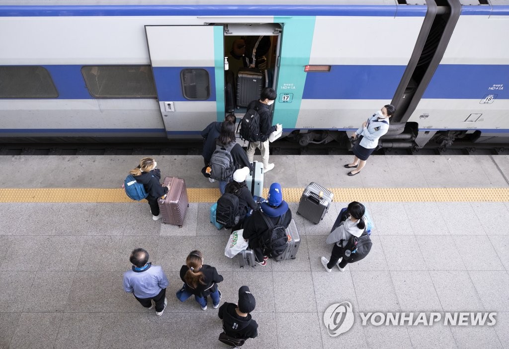 KTX 전용칸 탑승하는 해외입국자 | 연합뉴스