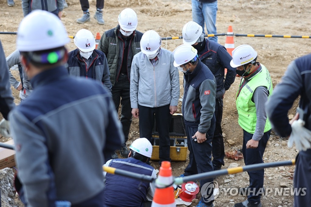 광케이블 복구작업하는 KT 관계자들 | 연합뉴스