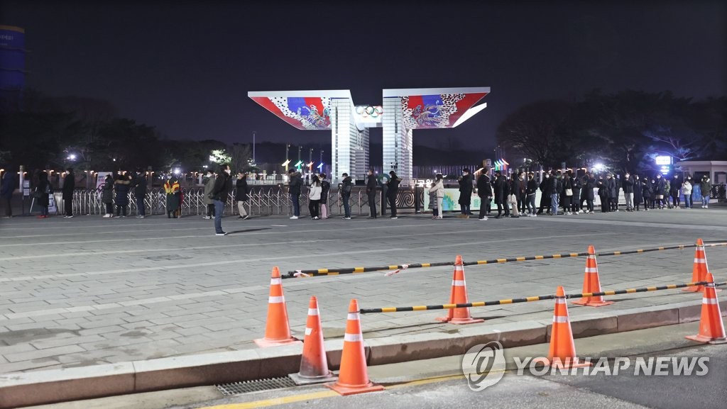 코로나 신규 확진자 7천175명 최다 확진 북적이는 선별진료소 연합뉴스