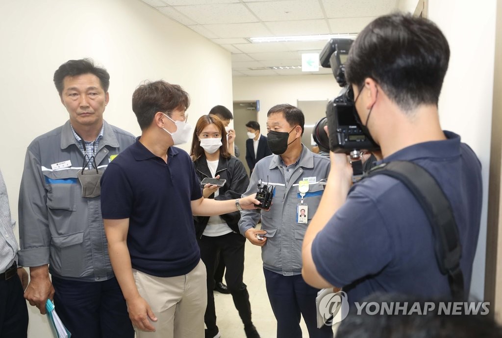 협상 앞두고 이동하는 대우조선해양 협력 업체 관계자 연합뉴스