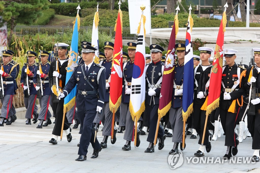 입장하는 국방부 의장대 | 연합뉴스