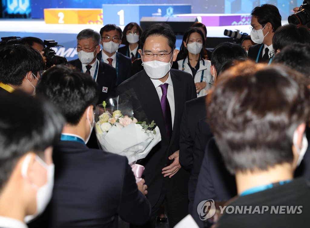 선수 격려하는 이재용 부회장 | 연합뉴스