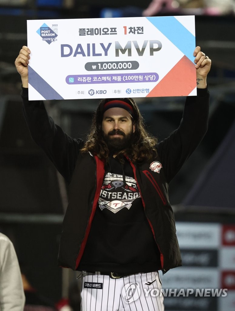 PO 1차전 MVP 선정된 LG 켈리 | 연합뉴스