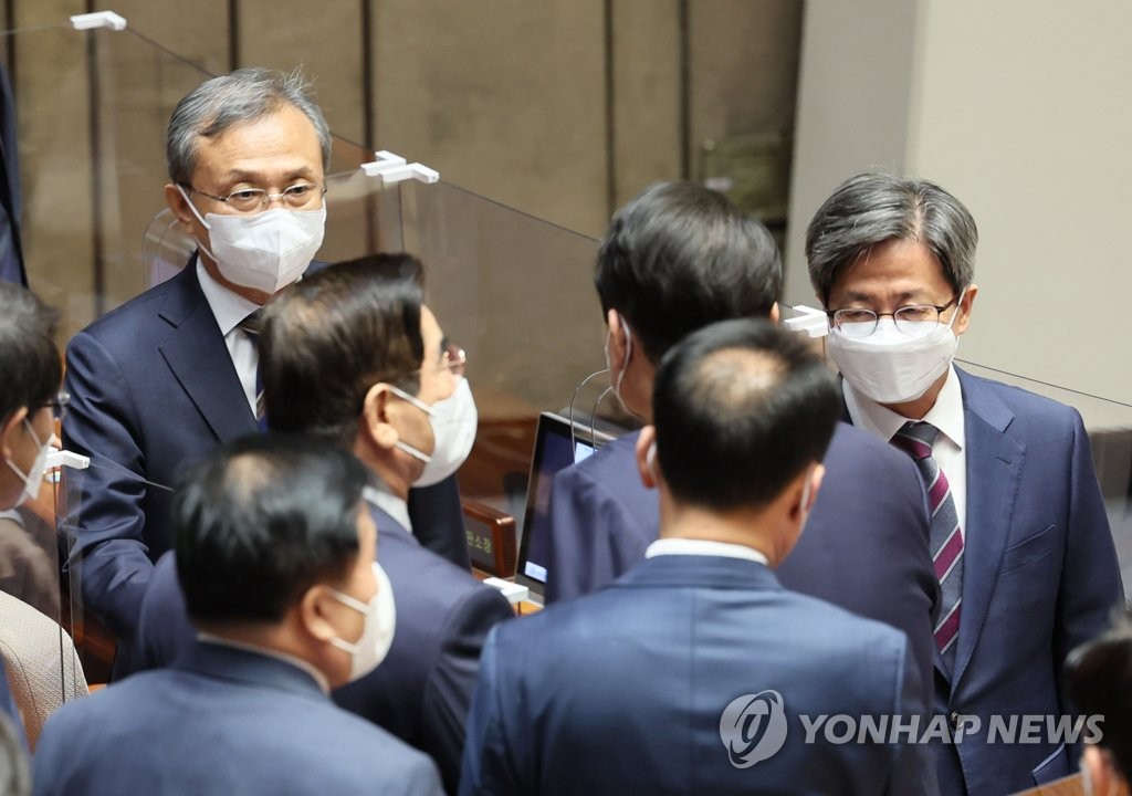 김명수 대법원장과 악수하는 윤석열 대통령 연합뉴스