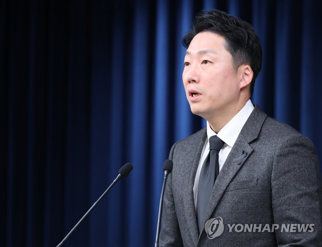 현안 브리핑하는 이재명 부대변인 연합뉴스
