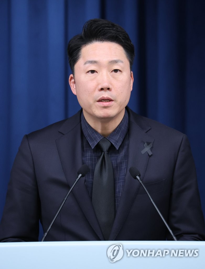 현안 브리핑하는 이재명 부대변인 연합뉴스