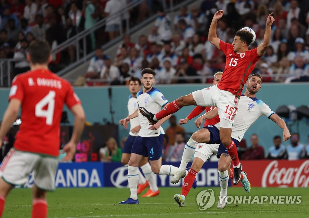 치열한 공중볼 경합 연합뉴스