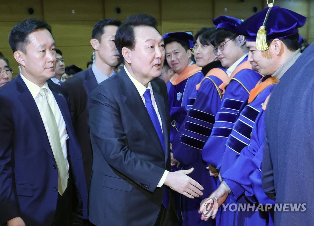 연세대 학위수여식 깜짝 등장한 윤석열 대통령 연합뉴스