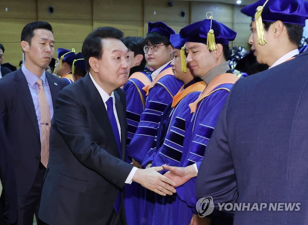 연세대 학위수여식 깜짝 등장한 윤석열 대통령 연합뉴스