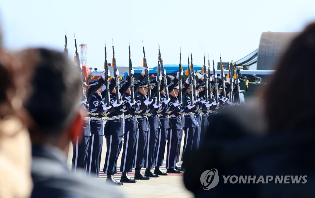 묘기에 펼치는 공군 의장대 | 연합뉴스