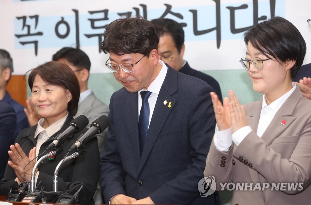 감사 인사하는 강성희 의원 연합뉴스