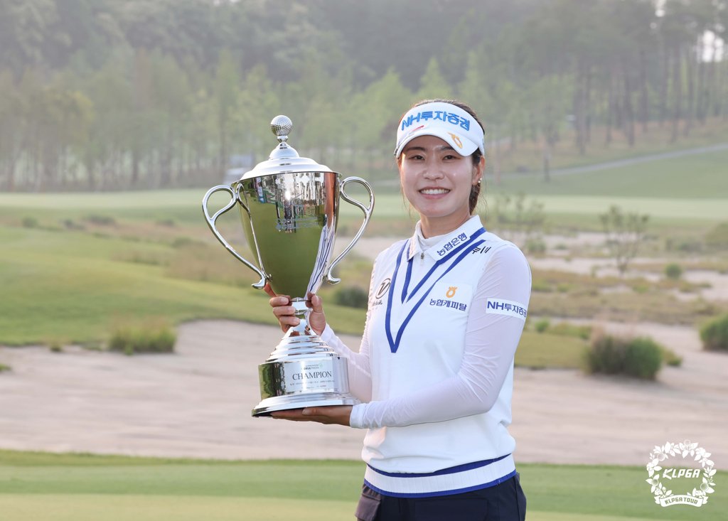 우승 트로피 든 박민지 | 연합뉴스