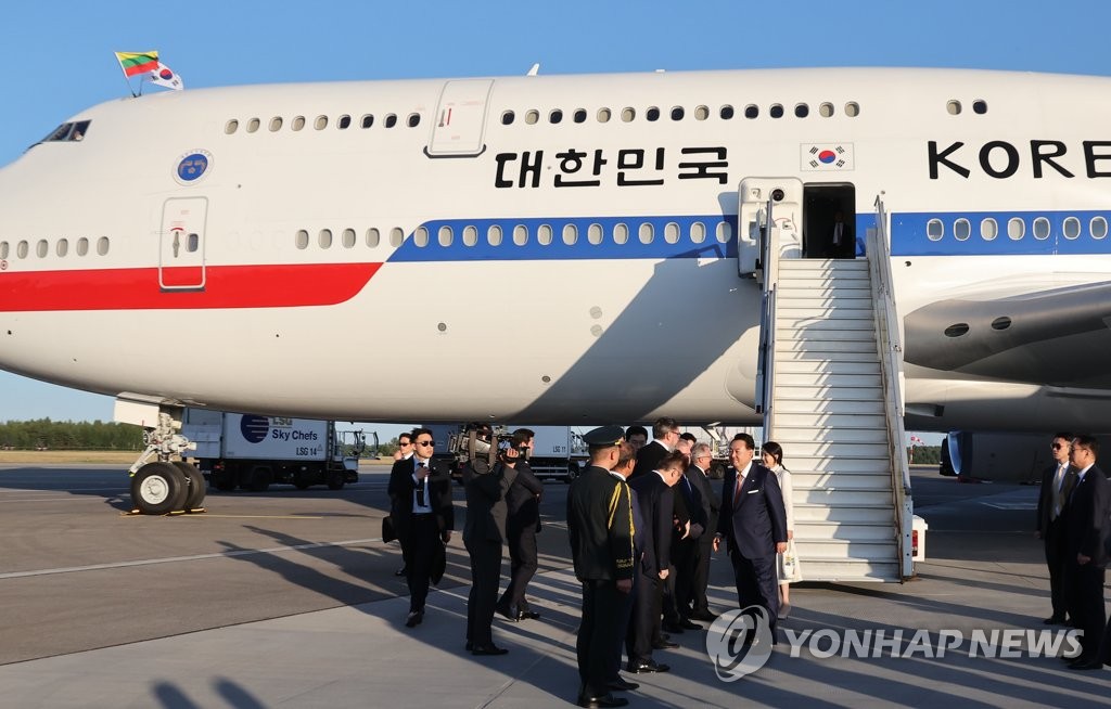 윤석열 대통령 내외, 리투아니아 빌뉴스 도착 | 연합뉴스
