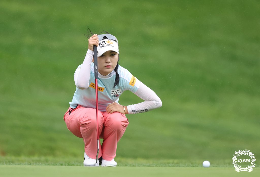 그린 파악하는 이예원 | 연합뉴스