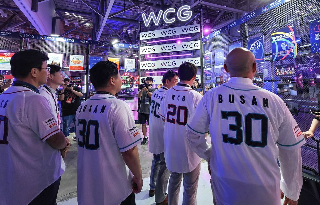 설명 듣는 'WCG 2023 부산' 개막식 참가자들 | 연합뉴스