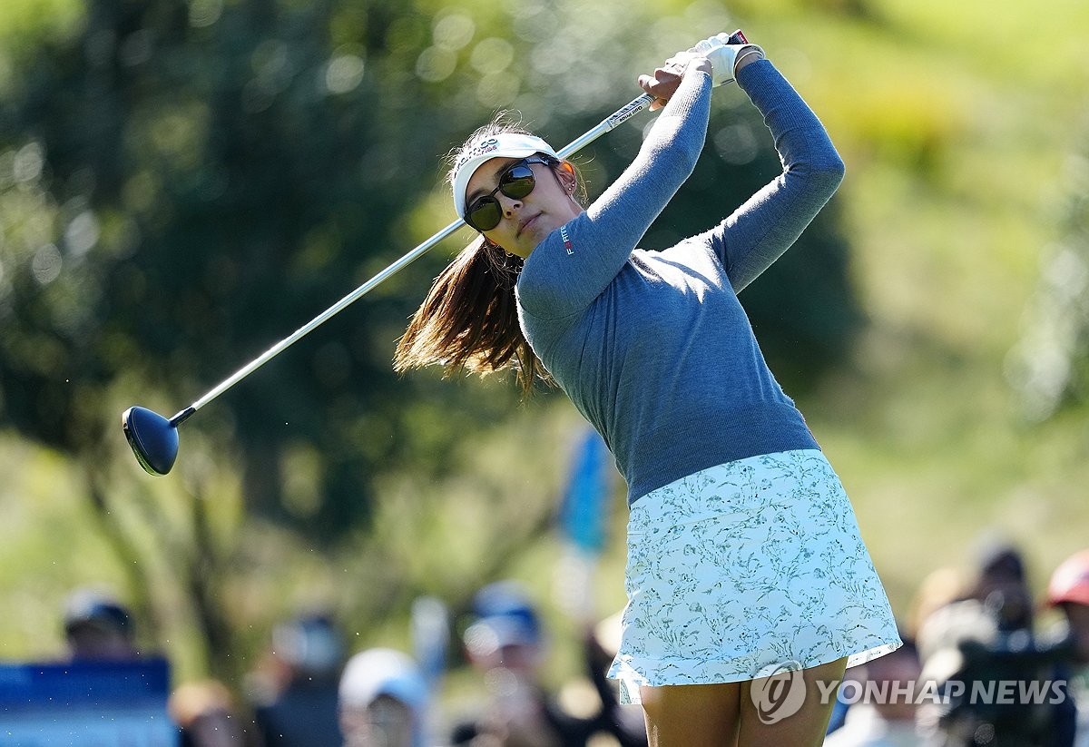 LPGA 투어 BMW 챔피언십 3R, 티샷 치는 앨리슨 리 | 연합뉴스