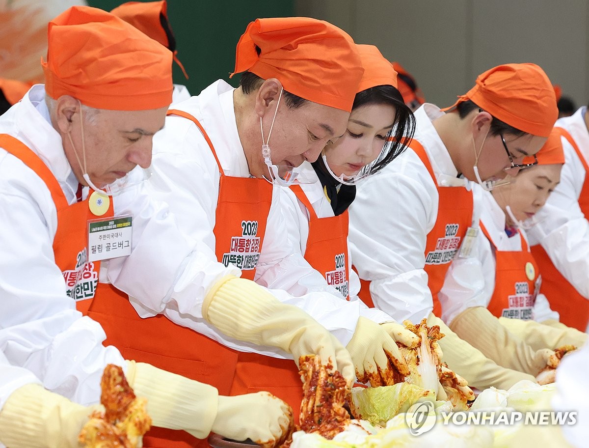 Yoon makes kimchi | Yonhap News Agency