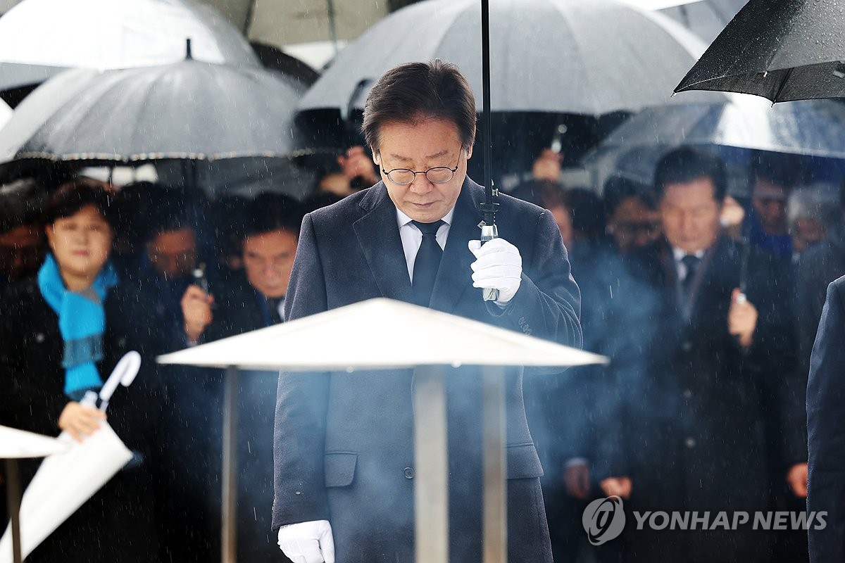 중대 발표 직전 5·18 묘지 참배 연합뉴스