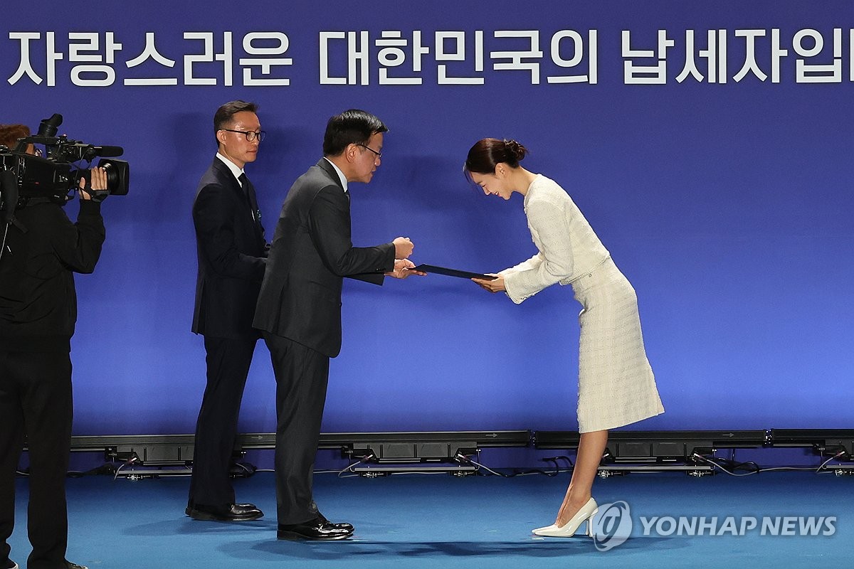 모범납세자 표창 받는 신혜선 연합뉴스