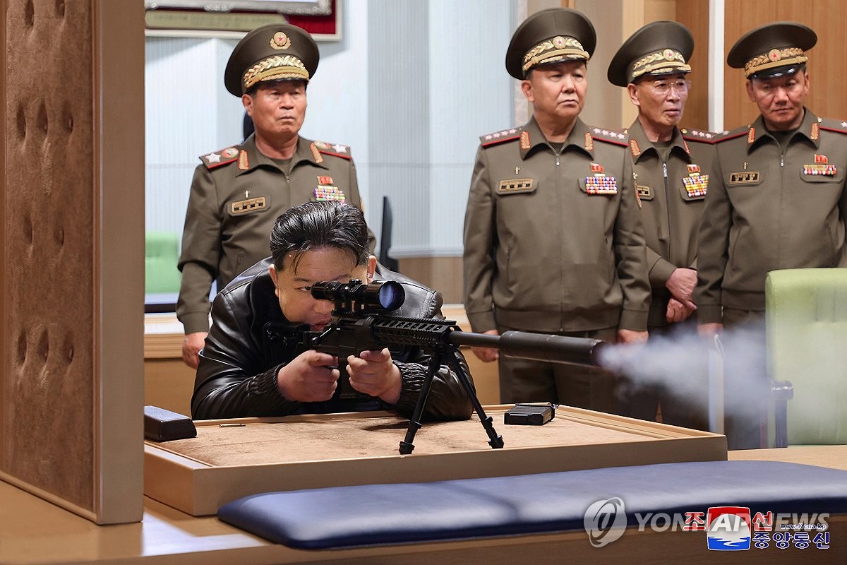 N. Korea's newly developed sniper rifle | Yonhap News Agency
