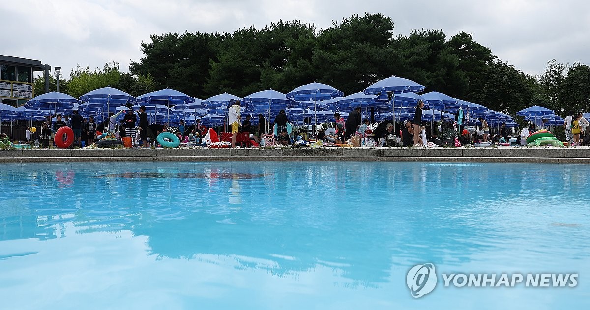 파라솔 가득한 수영장 | 연합뉴스