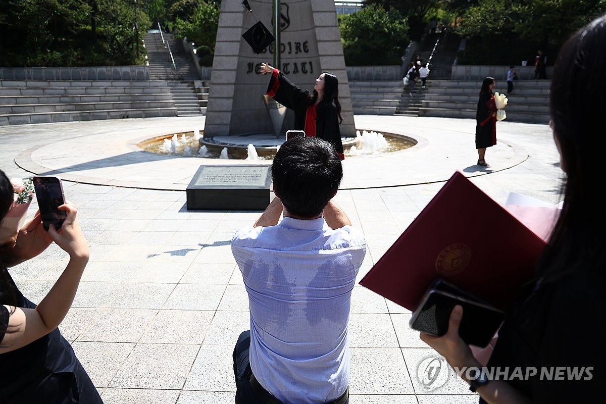 ‘딸 졸업 축하해 연합뉴스