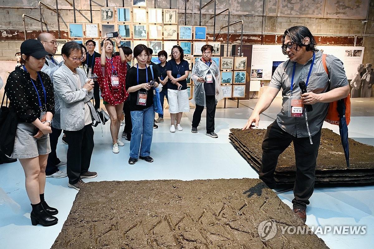 'DMZ OPEN 전시' 작품 설명하는 박기진 작가 | 연합뉴스