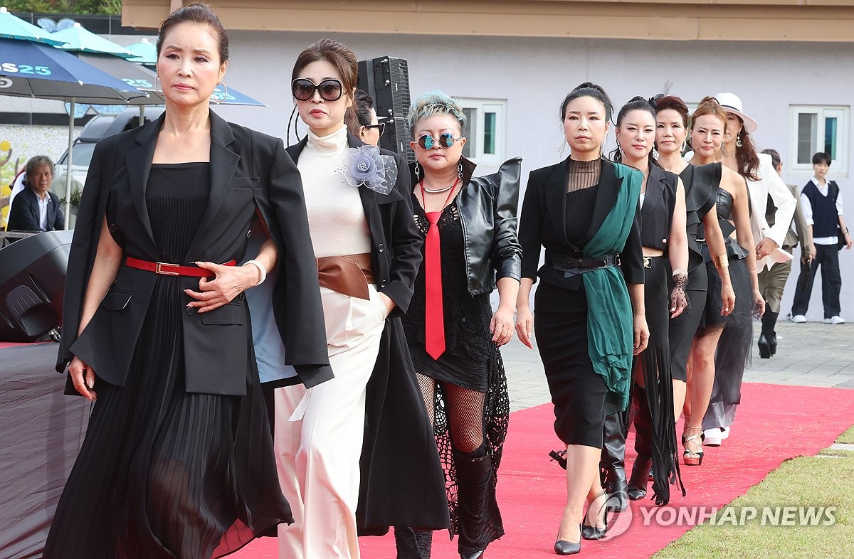 Senior models' fashion show | Yonhap News Agency