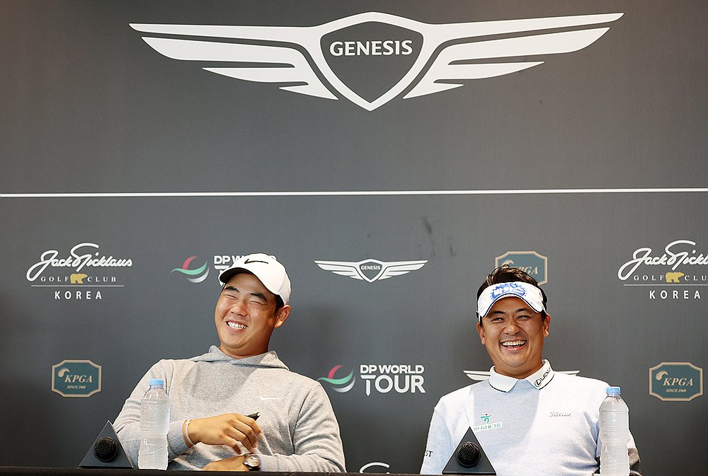 기자회견 하는 김주형과 박상현 | 연합뉴스