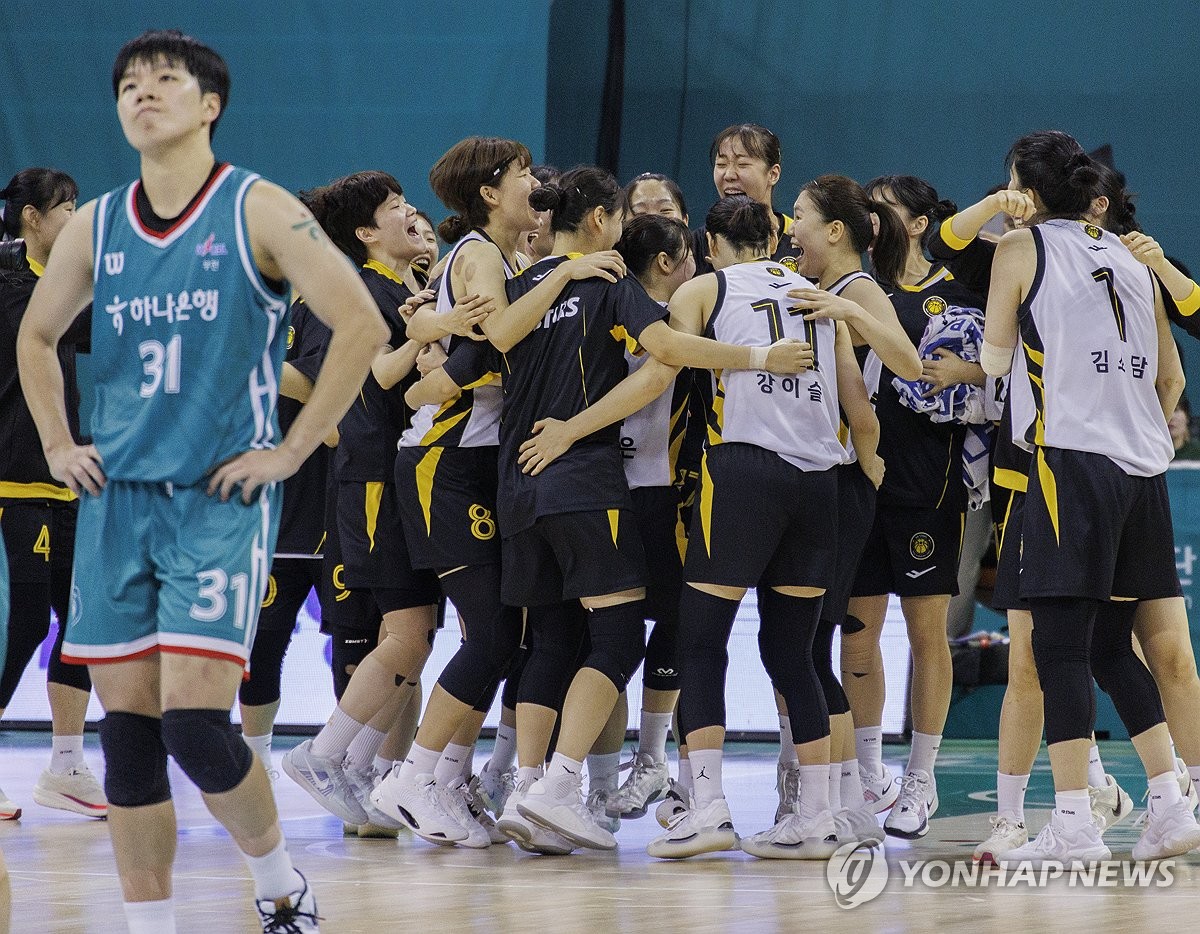 KB스타즈 WKBL 개막전 승리 | 연합뉴스