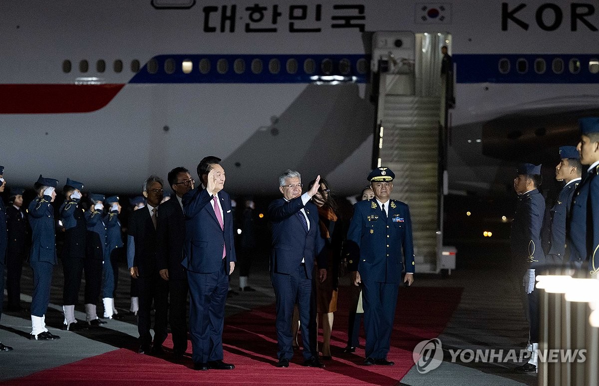 Yoon arrives in Peru for APEC summit | Yonhap News Agency