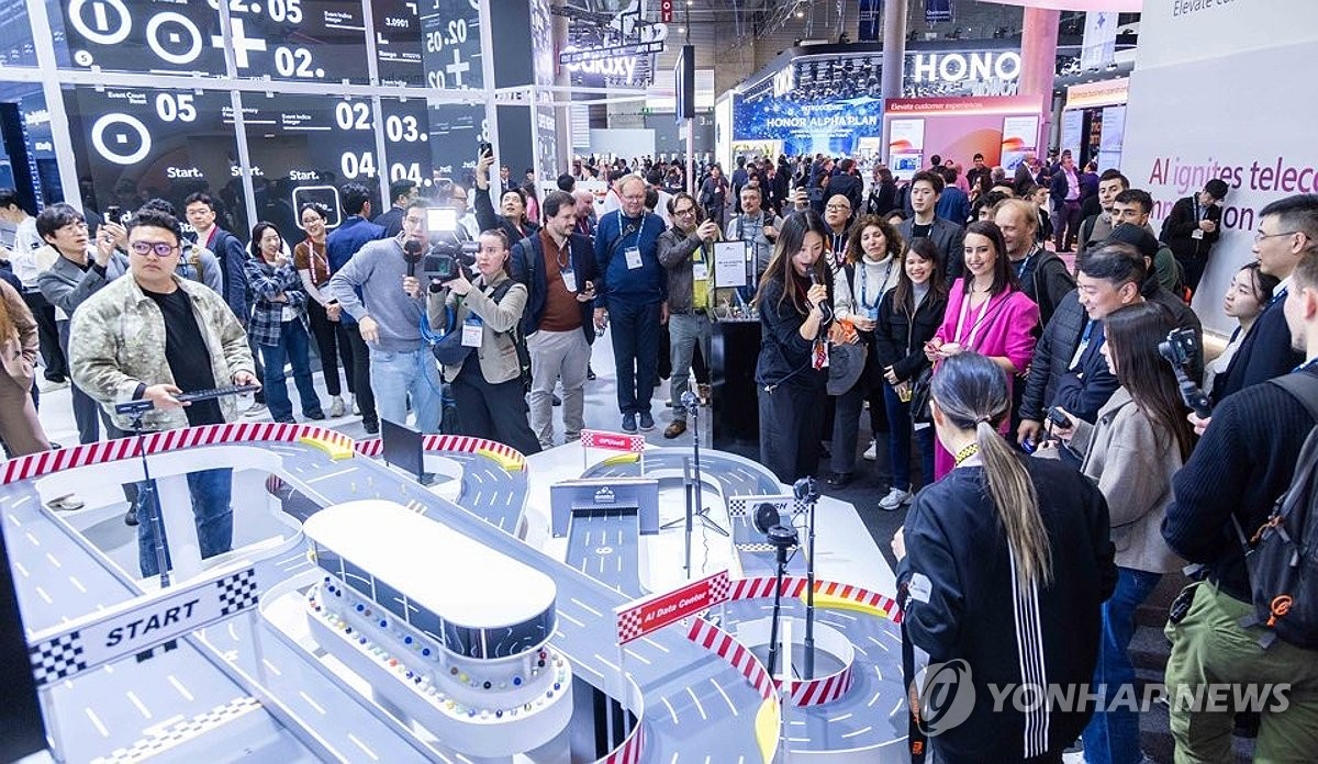 MWC 2025 SKT 부스, AI 혁신 기술에 참관객 몰려 | 연합뉴스