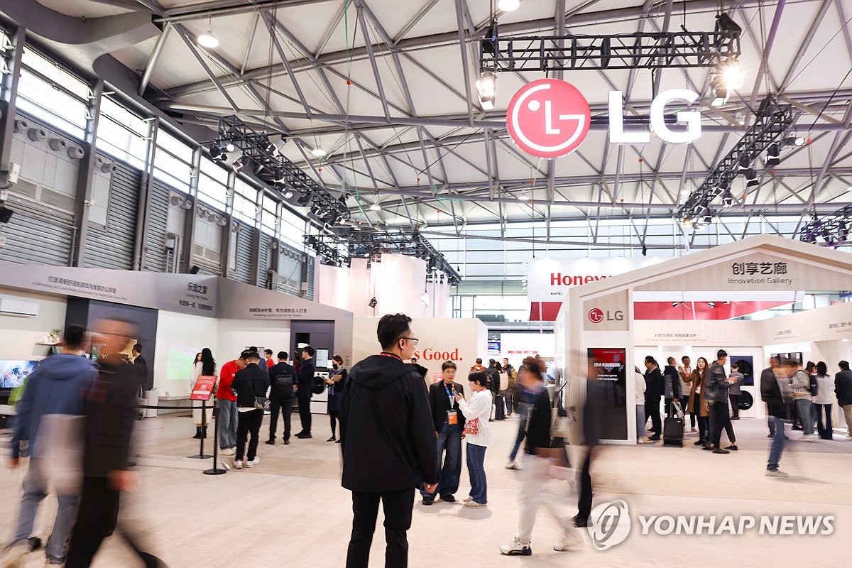 'AWE 2025'서 LG AI 홈 체험하는 관람객 | 연합뉴스