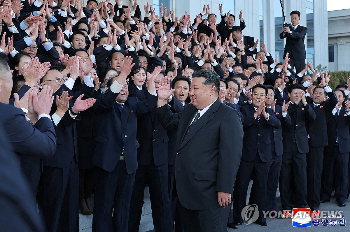 김정은, 최고재판소와 최고검찰소 방문 | 연합뉴스